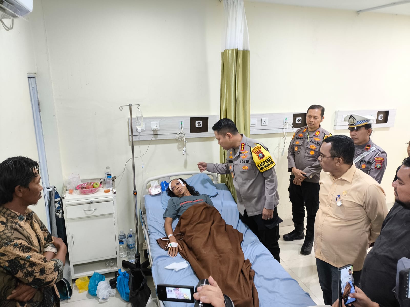 Kombes Pol Heribertus Cek Kondisi Zakaria, Korban Bentrokan PT MEG dan Warga di Sembulang ...